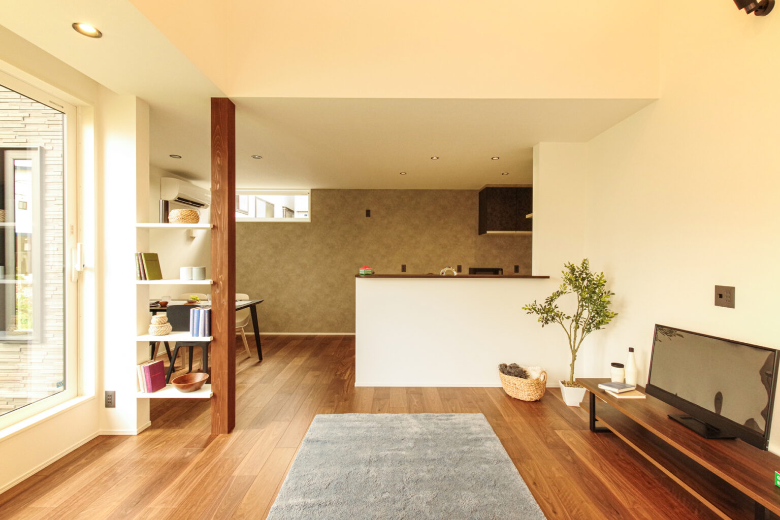 5LDK 奥行5mの玄関と吹抜4mのリビング、近々、赤ちゃん。そのうち、猫も。| 長岡市 | 建築実例 | - 新潟、三条、長岡の注文住宅・家づくりならグリーンスタイル