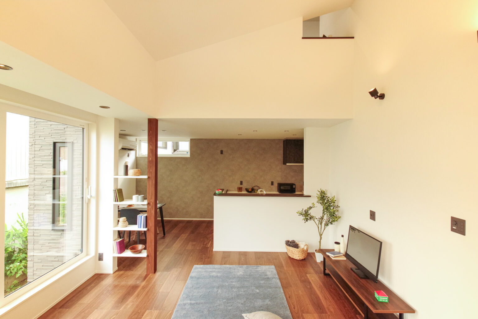 お客様の家見学会 奥行5mの玄関と吹抜4mのリビング。-5LDK。近々、赤ちゃん。そのうち、猫も。| 長岡市宮内 - 新潟、三条、長岡の注文住宅・家づくりならグリーンスタイル